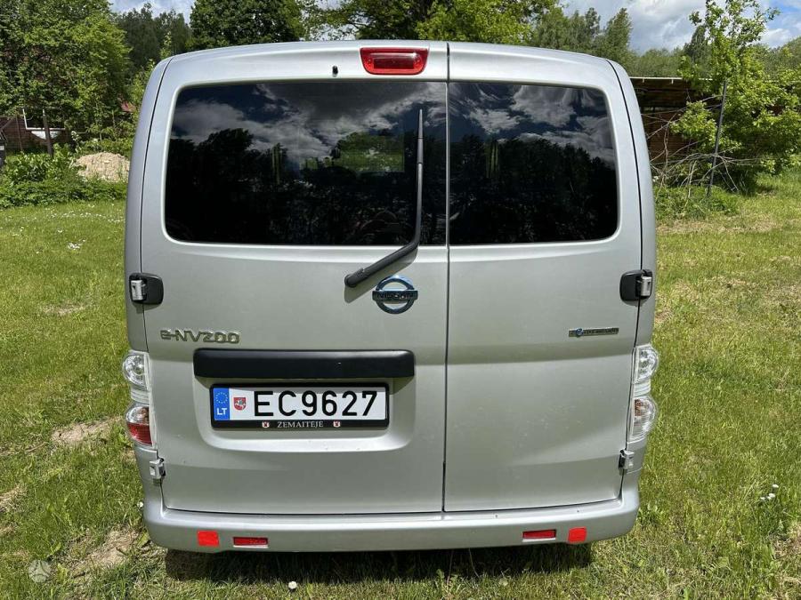 Grey Nissan e-NV200 2016 in Vilnius, with an engine capacity of 0.00 L and mileage of 98 thousand km for 9200 €, photo 5 on AUTOMOTO.COM.LV