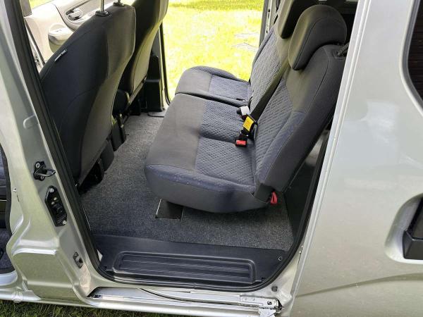 Grey Nissan e-NV200 2016 in Vilnius, with an engine capacity of 0.00 L and mileage of 98 thousand km for 9200 €, photo 7 on AUTOMOTO.COM.LV