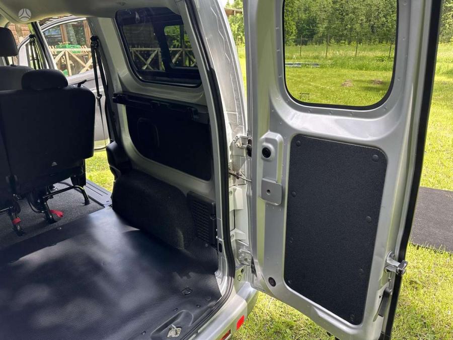 Grey Nissan e-NV200 2016 in Vilnius, with an engine capacity of 0.00 L and mileage of 98 thousand km for 9200 €, photo 9 on AUTOMOTO.COM.LV