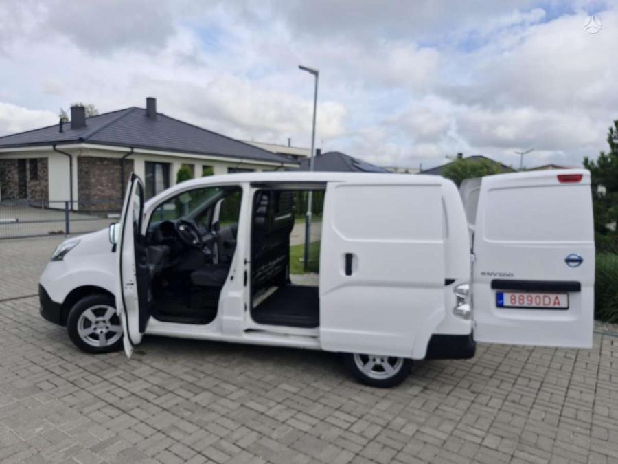Белый Ниссан e-NV200 2015 в Паланга, объемом двигателя 0.00 л и пробегом 117 тыс. км за 7950 €, фото 11 на AUTOMOTO.COM.LV