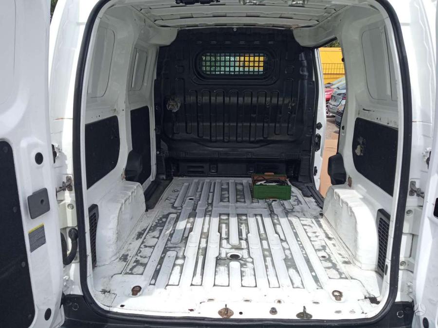 Balts Nissan e-NV200 2015 Panevēža, ar dzinēja tilpumu 0.00 L un nobraukumu 145 tūkst. km par 5600 €, foto 14 vietnē AUTOMOTO.COM.LV