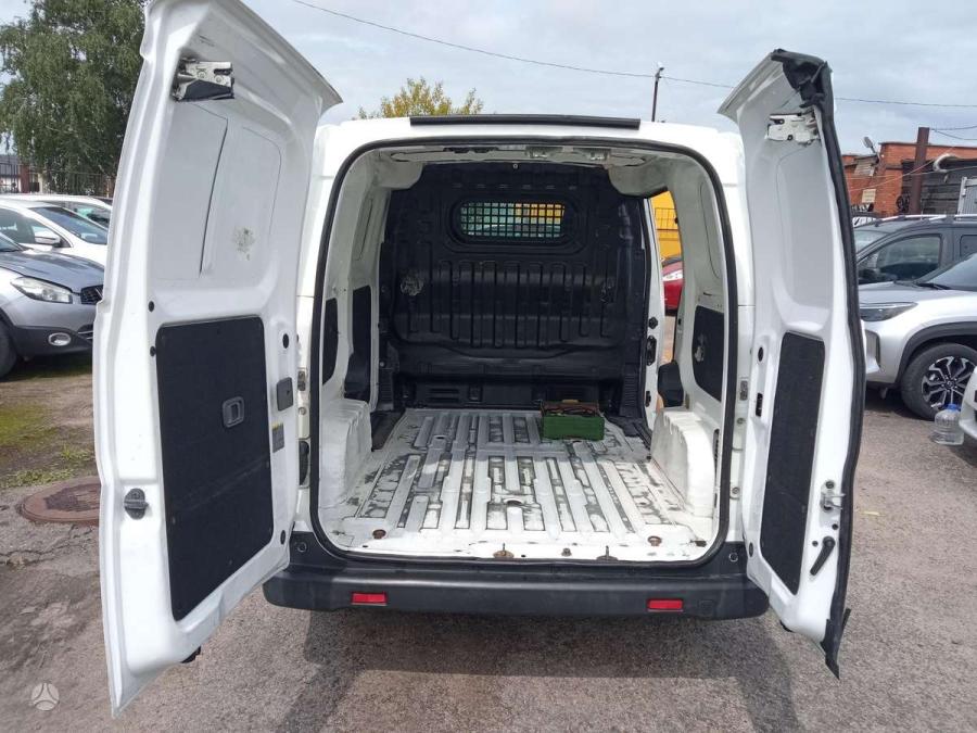 Balts Nissan e-NV200 2015 Panevēža, ar dzinēja tilpumu 0.00 L un nobraukumu 145 tūkst. km par 5600 €, foto 15 vietnē AUTOMOTO.COM.LV