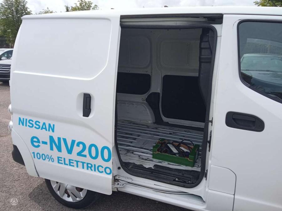 Balts Nissan e-NV200 2015 Panevēža, ar dzinēja tilpumu 0.00 L un nobraukumu 145 tūkst. km par 5600 €, foto 16 vietnē AUTOMOTO.COM.LV
