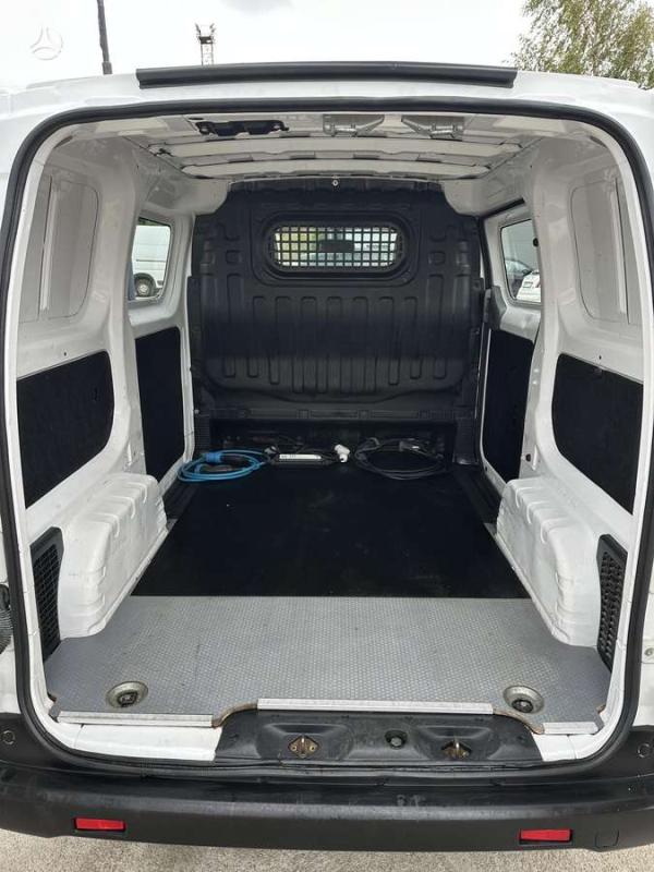 White Nissan e-NV200 2015 in Telschi, with an engine capacity of 0.00 L and mileage of 70 thousand km for 5900 €, photo 8 on AUTOMOTO.COM.LV