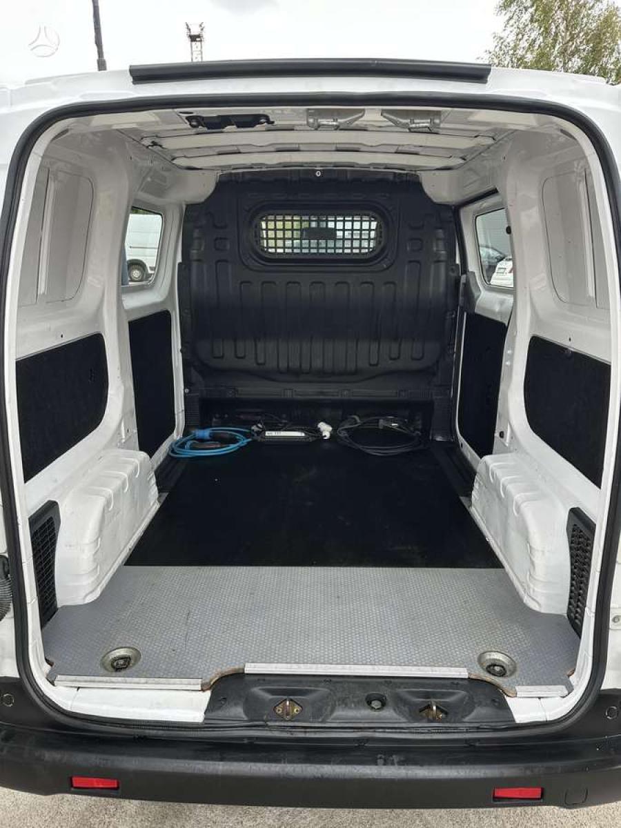 White Nissan e-NV200 2015 in Telschi, with an engine capacity of 0.00 L and mileage of 70 thousand km for 5900 €, photo 8 on AUTOMOTO.COM.LV