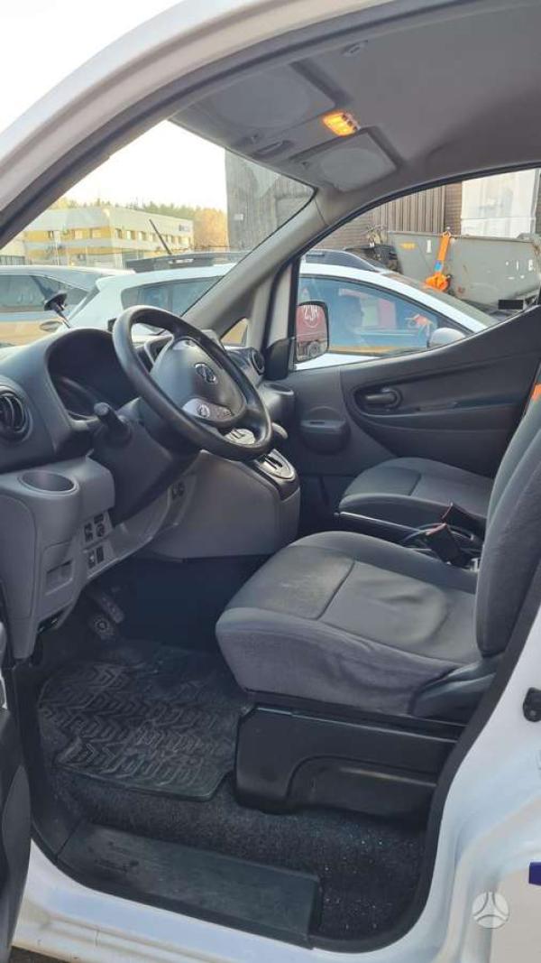 White Nissan e-NV200 2016 in Vilnius, with an engine capacity of 0.00 L and mileage of 99 thousand km for 5900 €, photo 6 on AUTOMOTO.COM.LV