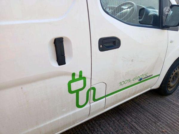 White Nissan e-NV200 2020 in Vilnius, with an engine capacity of 0.00 L and mileage of 150 thousand km for 4000 €, photo 9 on AUTOMOTO.COM.LV