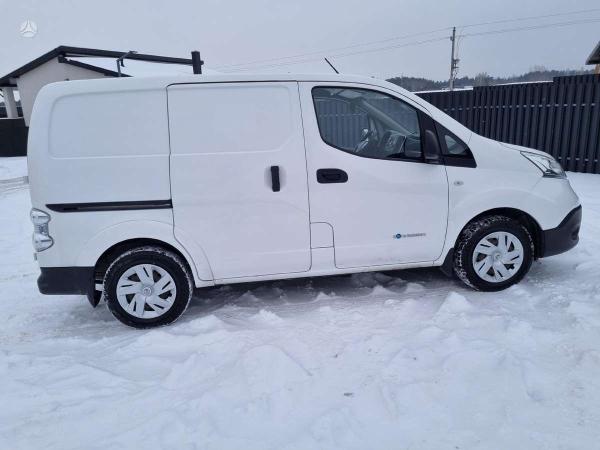 White Nissan e-NV200 2015 in Alytus, with an engine capacity of 0.00 L and mileage of 121 thousand km for 4500 €, photo 7 on AUTOMOTO.COM.LV