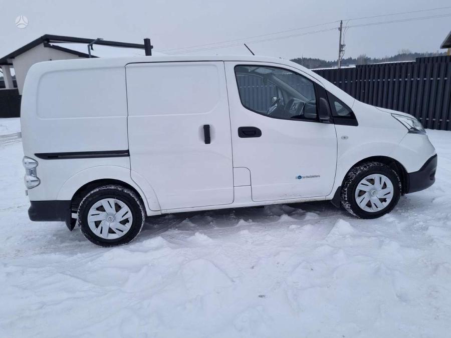 White Nissan e-NV200 2015 in Alytus, with an engine capacity of 0.00 L and mileage of 121 thousand km for 4500 €, photo 7 on AUTOMOTO.COM.LV