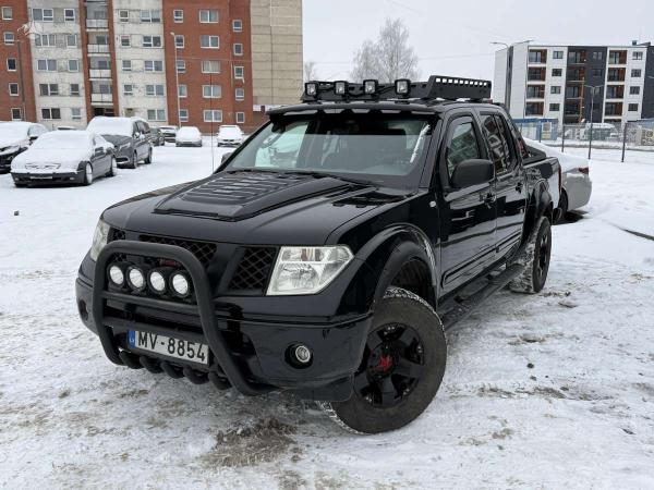 Black Nissan Frontier 2005 in Jelgava, with an engine capacity of 3.95 L and mileage of 174 thousand km for 6999 €, photo 2 on AUTOMOTO.COM.LV