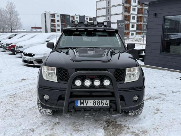 Black Nissan Frontier 2005 in Jelgava, with an engine capacity of 3.95 L and mileage of 174 thousand km for 6999 €, photo 5 on AUTOMOTO.COM.LV