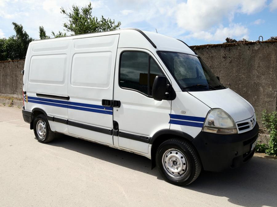 White Nissan Interstar 2006 in Tallinn, with an engine capacity of 3.00 L and mileage of 394 thousand km for 2199 €, photo 1 on AUTOMOTO.COM.LV