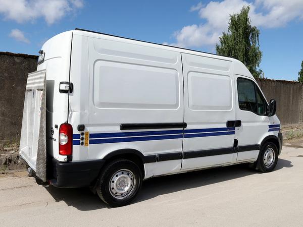 White Nissan Interstar 2006 in Tallinn, with an engine capacity of 3.00 L and mileage of 394 thousand km for 2199 €, photo 3 on AUTOMOTO.COM.LV