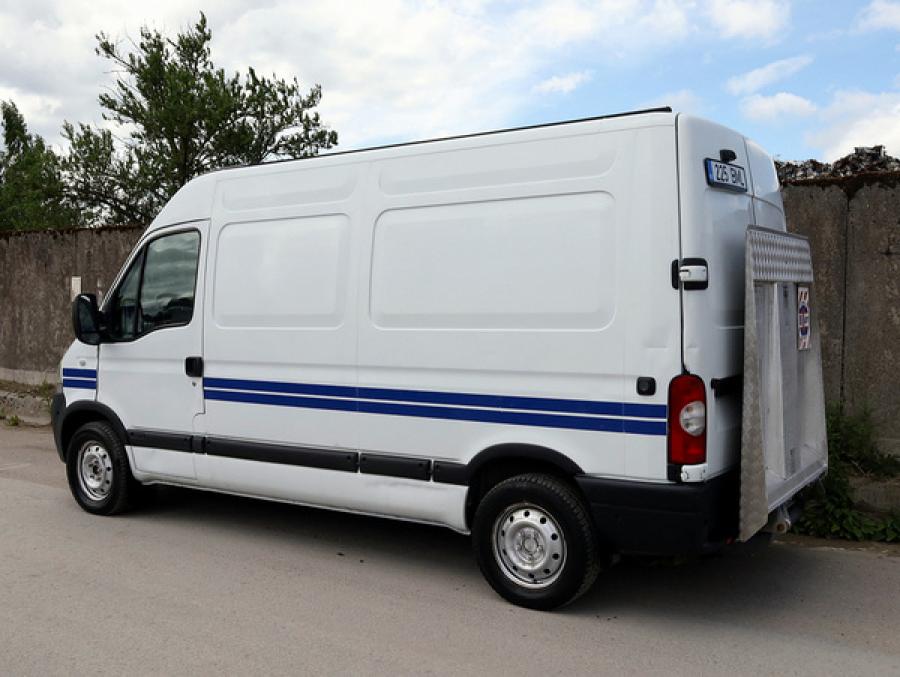 White Nissan Interstar 2006 in Tallinn, with an engine capacity of 3.00 L and mileage of 394 thousand km for 2199 €, photo 5 on AUTOMOTO.COM.LV
