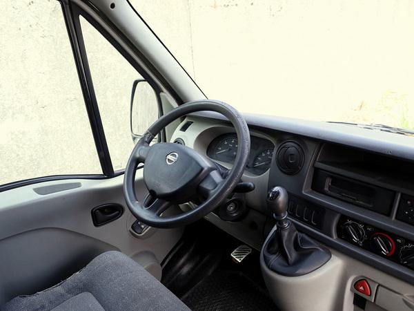 White Nissan Interstar 2006 in Tallinn, with an engine capacity of 3.00 L and mileage of 394 thousand km for 2199 €, photo 5 on AUTOMOTO.COM.LV