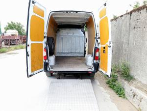 White Nissan Interstar 2006 in Tallinn, with an engine capacity of 3.00 L and mileage of 394 thousand km for 2199 €, photo 9 on AUTOMOTO.COM.LV