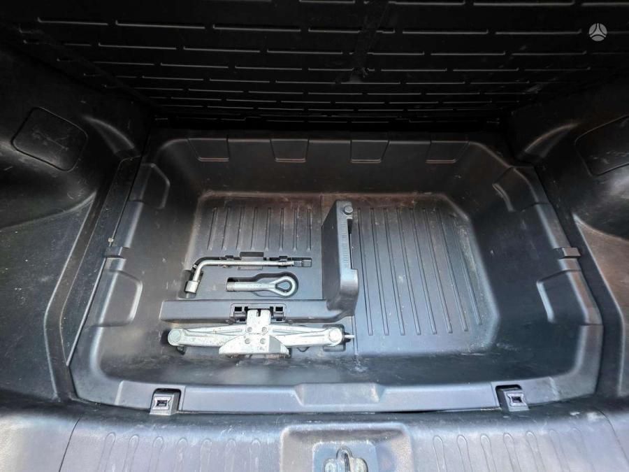 Black Nissan Juke 2010 in Siauliai, with an engine capacity of 1.60 L and mileage of 255 thousand km for 4200 €, photo 33 on AUTOMOTO.COM.LV