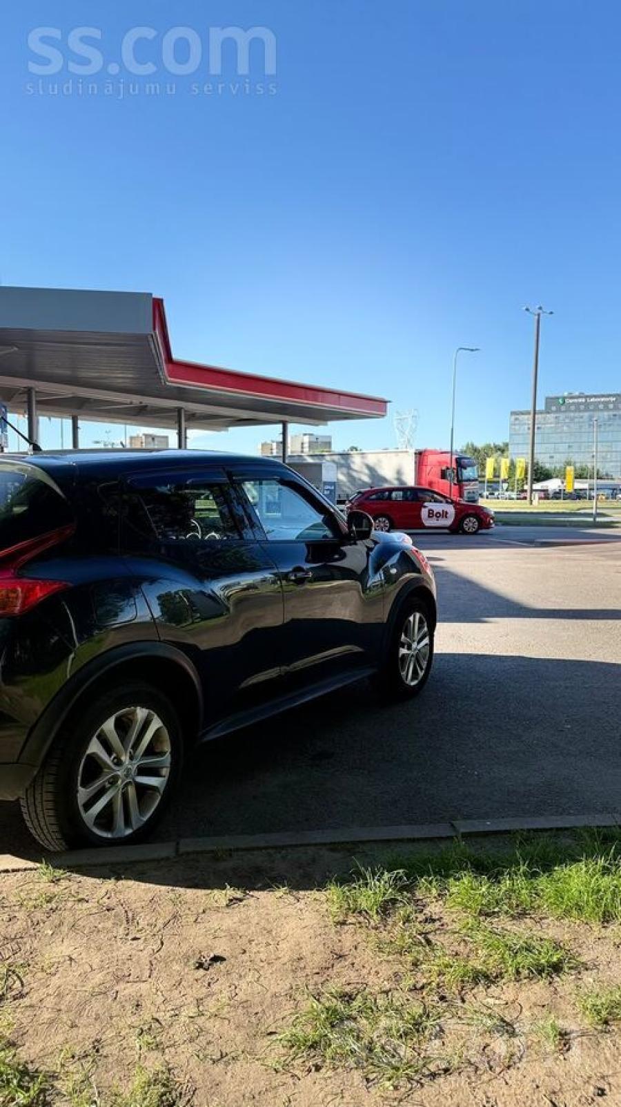 Black Nissan Juke 2011 in Riga, with an engine capacity of 1.60 L and mileage of 179 thousand km for 6200 €, photo 5 on AUTOMOTO.COM.LV