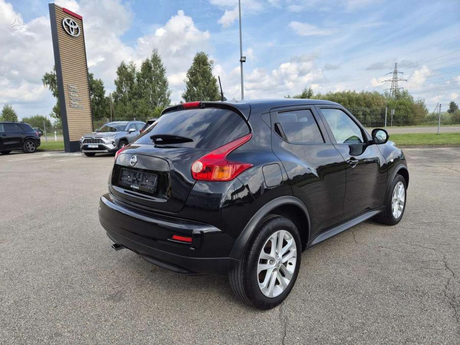 Black Nissan Juke 2011 in Panevezys, with an engine capacity of 1.60 L and mileage of 174 thousand km for 5650 €, photo 5 on AUTOMOTO.COM.LV