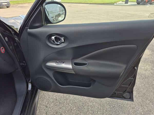 Black Nissan Juke 2011 in Panevezys, with an engine capacity of 1.60 L and mileage of 174 thousand km for 5650 €, photo 10 on AUTOMOTO.COM.LV