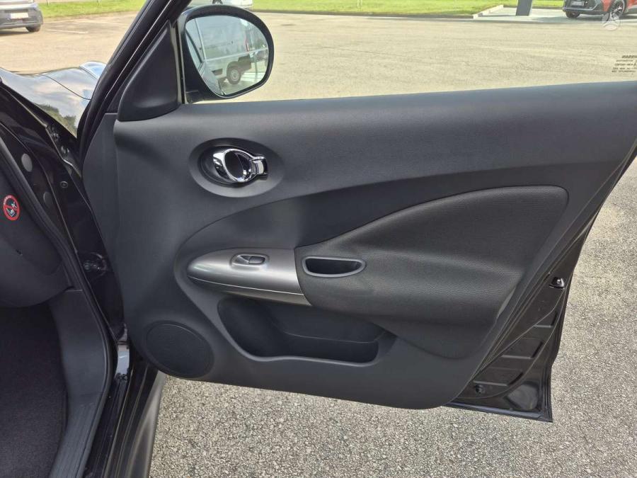 Black Nissan Juke 2011 in Panevezys, with an engine capacity of 1.60 L and mileage of 174 thousand km for 5650 €, photo 11 on AUTOMOTO.COM.LV