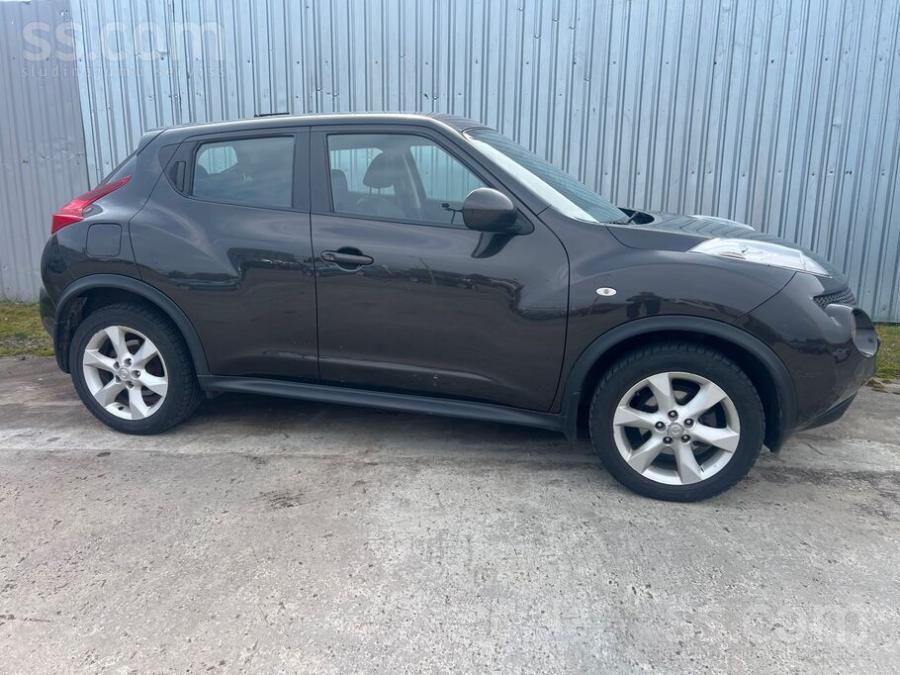 Black Nissan Juke 2011 in Riga, with an engine capacity of 1.60 L and mileage of 302 thousand km for 2300 €, photo 4 on AUTOMOTO.COM.LV