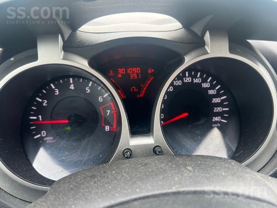 Black Nissan Juke 2011 in Riga, with an engine capacity of 1.60 L and mileage of 302 thousand km for 2300 €, photo 8 on AUTOMOTO.COM.LV