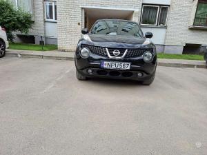 Melns Nissan Juke 2012 Kauņa, ar dzinēja tilpumu 1.60 L un nobraukumu 39 tūkst. km par 7800 €, foto  vietnē AUTOMOTO.COM.LV