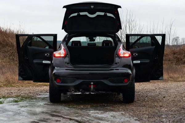 Black Nissan Juke 2016 in Riga, with an engine capacity of 1.20 L and mileage of 171 thousand km for 8495 €, photo 6 on AUTOMOTO.COM.LV