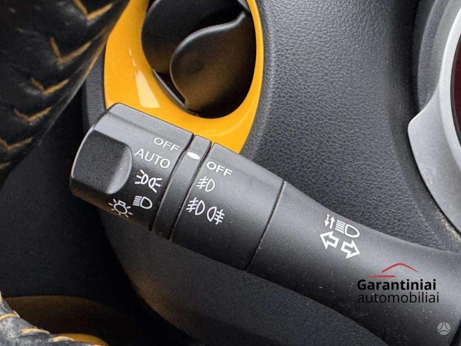 Black Nissan Juke 2016 in Vilnius, with an engine capacity of 1.60 L and mileage of 160 thousand km for 9350 €, photo 16 on AUTOMOTO.COM.LV