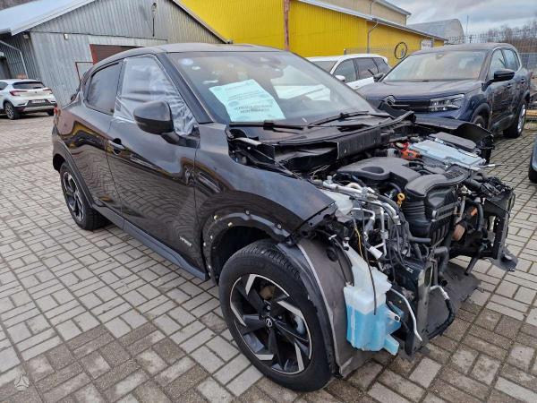 Black Nissan Juke 2023 in Kaunas, with an engine capacity of 1.60 L and mileage of 94 thousand km for 10200 €, photo 3 on AUTOMOTO.COM.LV