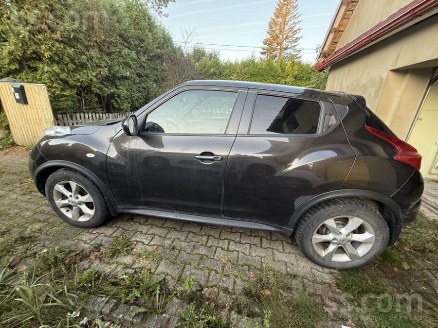 Black Nissan Juke 2011 in Riga, with an engine capacity of 1.60 L and mileage of 181 thousand km for 3300 €, photo 3 on AUTOMOTO.COM.LV