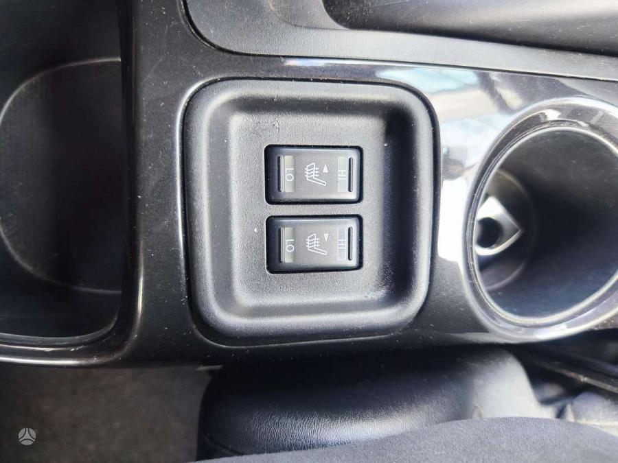 Black Nissan Juke 2013 in Kaunas, with an engine capacity of 1.60 L and mileage of 138 thousand km for 8250 €, photo 12 on AUTOMOTO.COM.LV