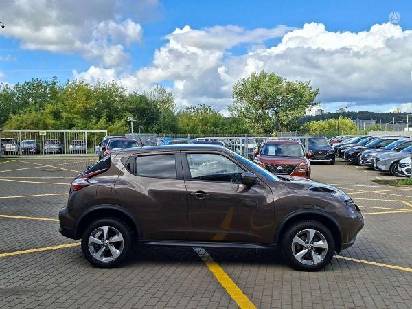Nissan Juke 2019 in Vilnius on AUTOMOTO.COM.LV Brown Nissan Juke 2019 in Vilnius, with an engine capacity of 1.60 L and mileage of 33 thousand km for 11500 €, photo 6 on AUTOMOTO.COM.LV