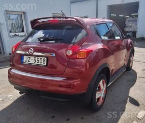 Red Nissan Juke 2013 in Riga, with an engine capacity of 1.60 L and mileage of 143 thousand km for 6300 €, photo 4 on AUTOMOTO.COM.LV