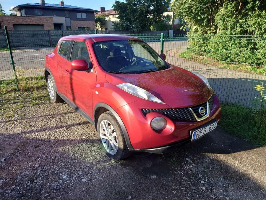 Red Nissan Juke 2014 in Kaunas, with an engine capacity of 1.60 L and mileage of 136 thousand km for 4950 €, photo 1 on AUTOMOTO.COM.LV