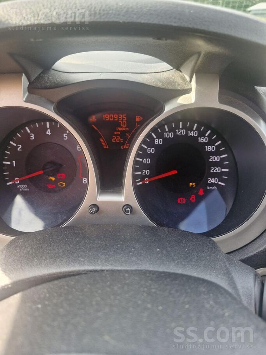 White Nissan Juke 2011 in Jekabpils, with an engine capacity of 1.60 L and mileage of 198 thousand km for 4400 €, photo 11 on AUTOMOTO.COM.LV