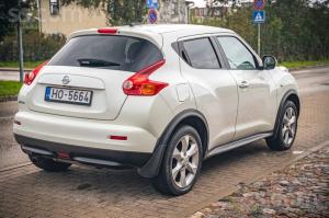 White Nissan Juke 2011 in Riga, with an engine capacity of 1.60 L and mileage of 126 thousand km for 5990 €, photo 5 on AUTOMOTO.COM.LV
