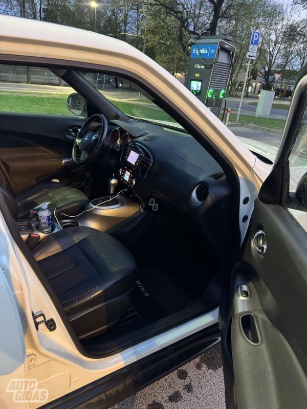 White Nissan Juke 2012 in Panevezys, with an engine capacity of 1.60 L and mileage of 184 thousand km for 7500 €, photo 8 on AUTOMOTO.COM.LV