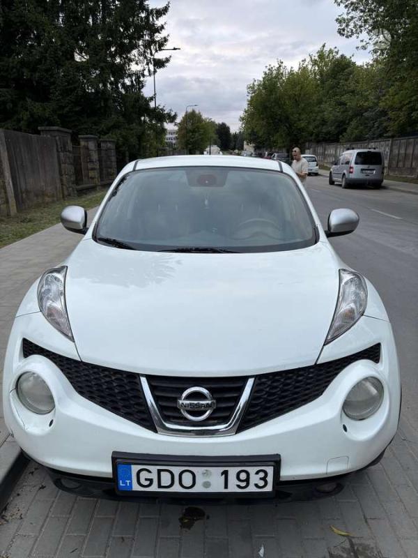 Balts Nissan Juke 2012 Viļņa, ar dzinēja tilpumu 1.60 L un nobraukumu 120 tūkst. km par 3200 €, foto 4 vietnē AUTOMOTO.COM.LV