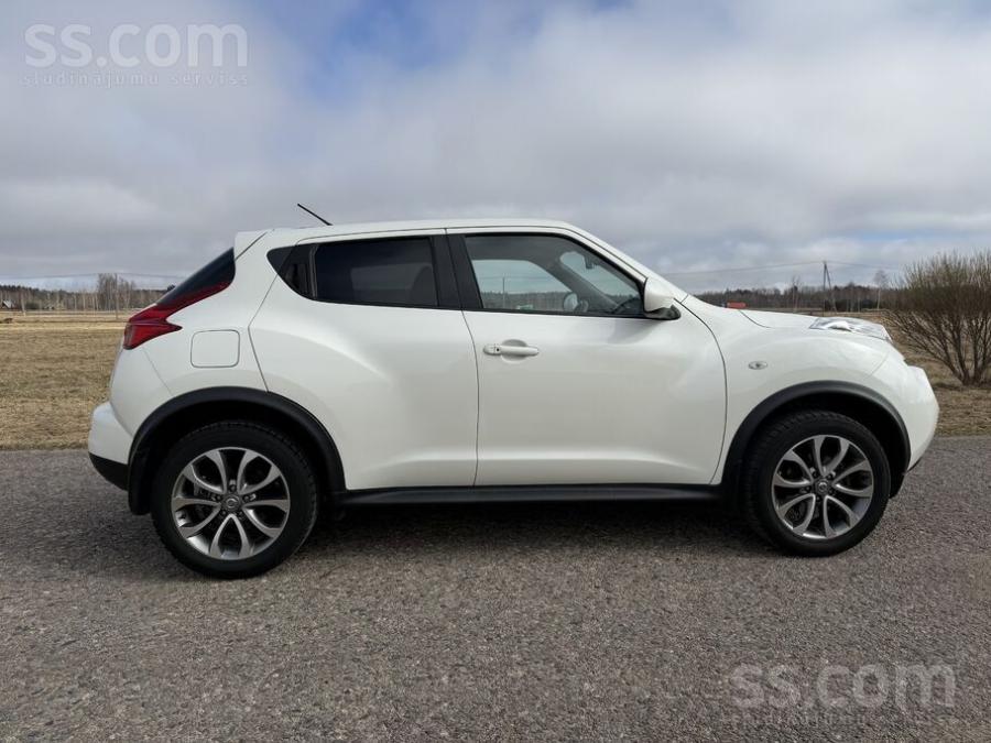 White Nissan Juke 2013 in Ogre, with an engine capacity of 1.60 L and mileage of 96 thousand km for 6800 €, photo 5 on AUTOMOTO.COM.LV