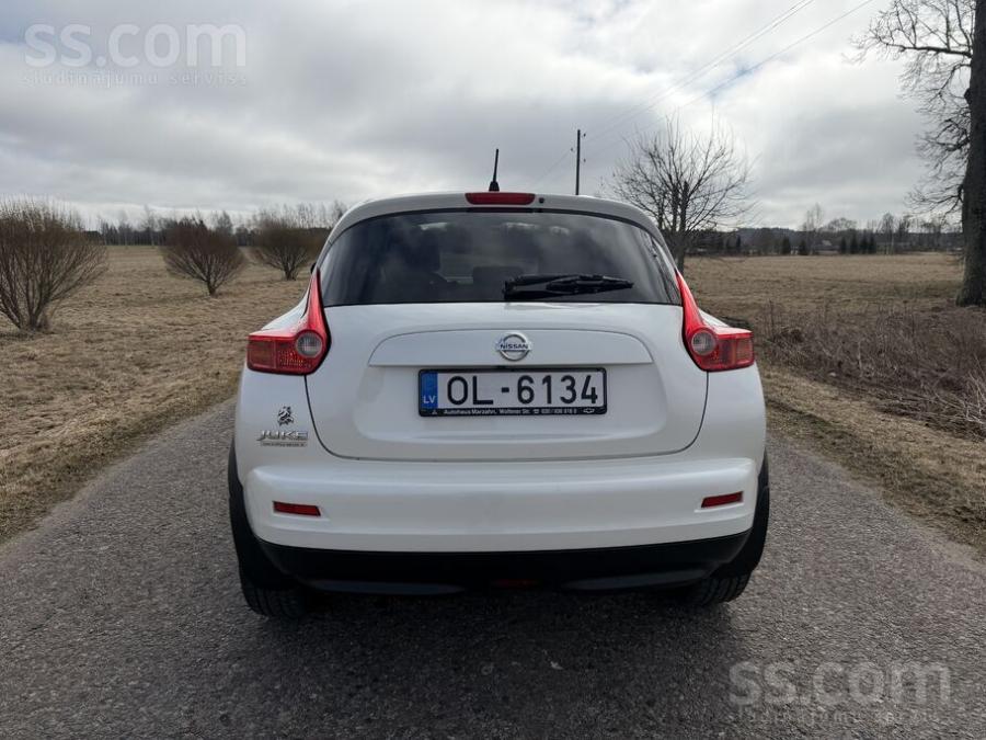 White Nissan Juke 2013 in Ogre, with an engine capacity of 1.60 L and mileage of 96 thousand km for 6800 €, photo 6 on AUTOMOTO.COM.LV