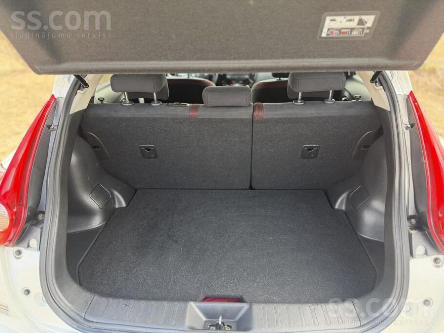 White Nissan Juke 2013 in Ogre, with an engine capacity of 1.60 L and mileage of 96 thousand km for 6800 €, photo 12 on AUTOMOTO.COM.LV
