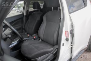White Nissan Juke 2013 in Tukums, with an engine capacity of 1.60 L and mileage of 165 thousand km for 5952 €, photo 11 on AUTOMOTO.COM.LV
