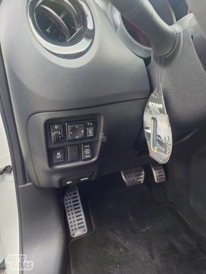 White Nissan Juke 2013 in Siauliai, with an engine capacity of 1.60 L and mileage of 224 thousand km for 8300 €, photo 9 on AUTOMOTO.COM.LV