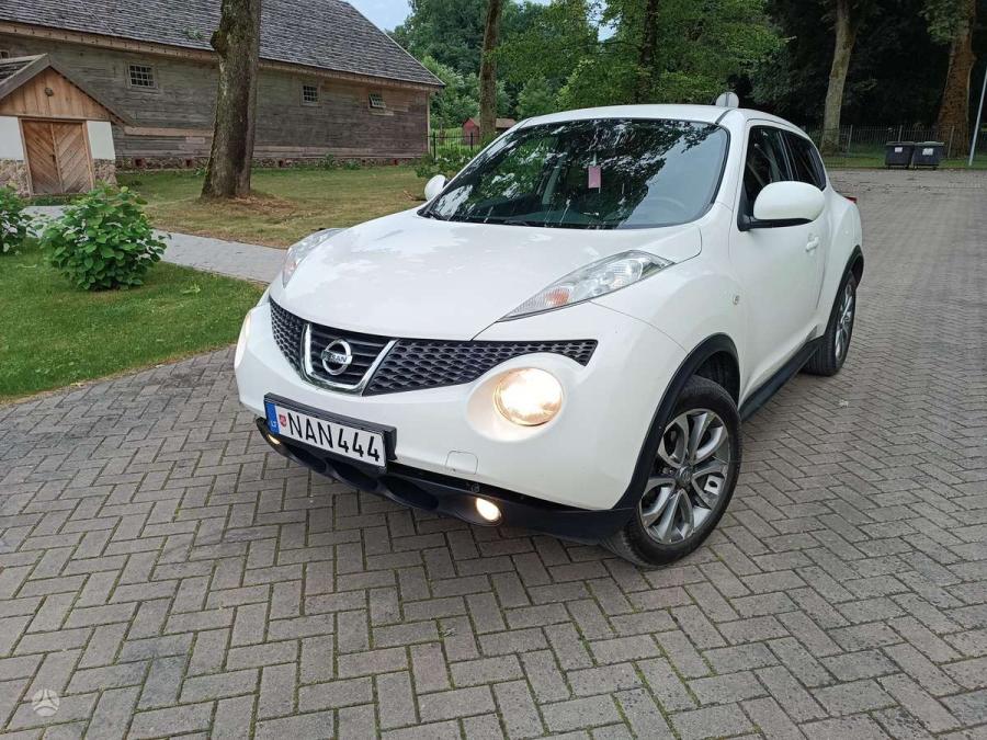White Nissan Juke 2014 in Vilnius, with an engine capacity of 1.60 L and mileage of 317 thousand km for 4850 €, photo 1 on AUTOMOTO.COM.LV
