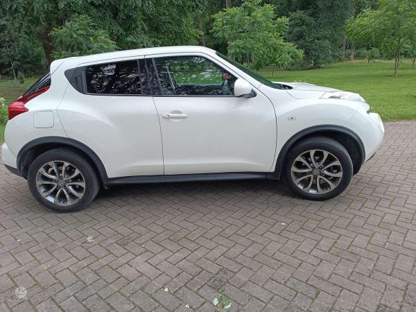 White Nissan Juke 2014 in Vilnius, with an engine capacity of 1.60 L and mileage of 317 thousand km for 4850 €, photo 5 on AUTOMOTO.COM.LV