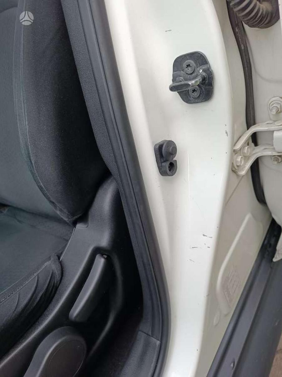 White Nissan Juke 2014 in Vilnius, with an engine capacity of 1.60 L and mileage of 317 thousand km for 4850 €, photo 26 on AUTOMOTO.COM.LV