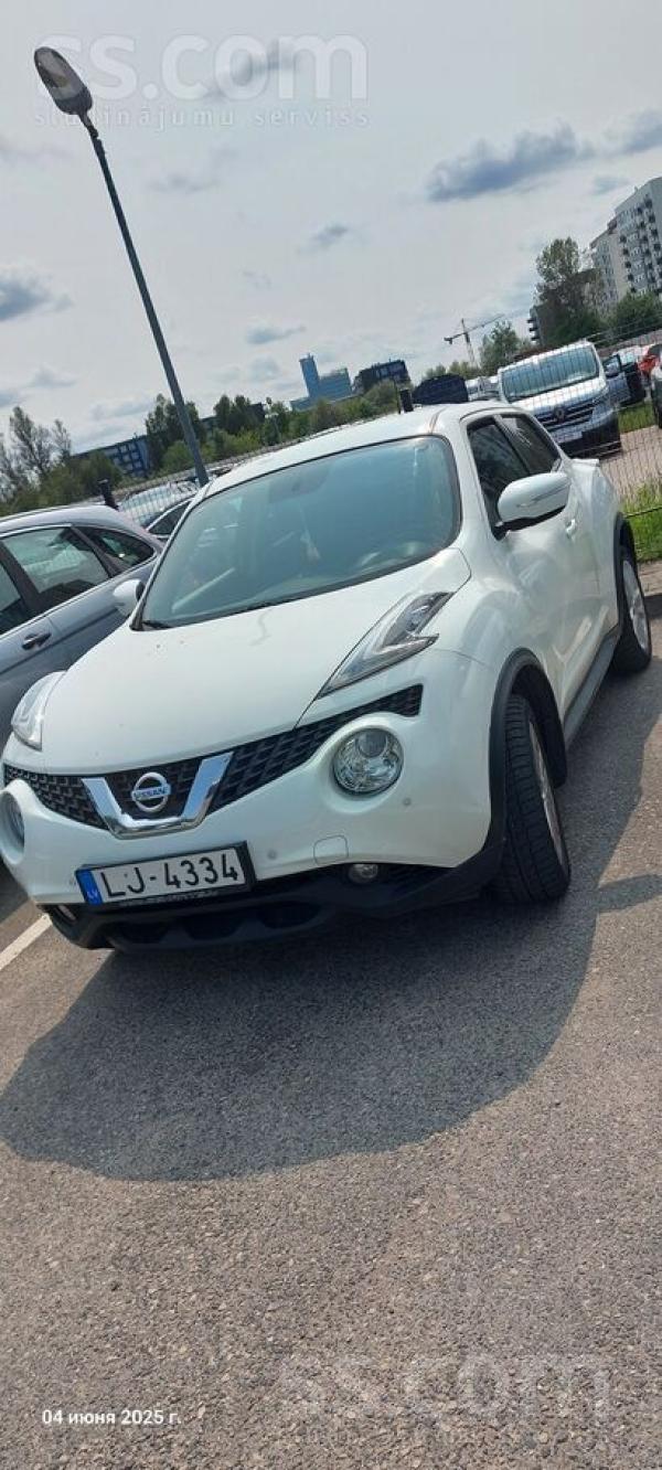 White Nissan Juke 2016 in Riga, with an engine capacity of 1.60 L and mileage of 90 thousand km for 6500 €, photo 1 on AUTOMOTO.COM.LV