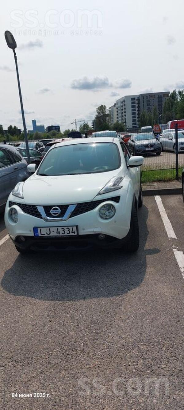 White Nissan Juke 2016 in Riga, with an engine capacity of 1.60 L and mileage of 90 thousand km for 6500 €, photo 2 on AUTOMOTO.COM.LV
